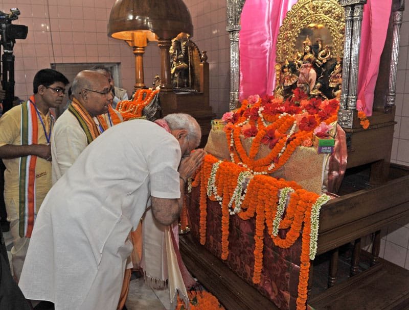 The Prime Minister, Shri Narendra Modi visits Sree Sree Dhakeshwari National Temple, in ...