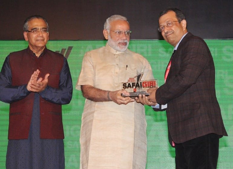 The Prime Minister, Shri Narendra Modi presenting the Safaigiri Award ...