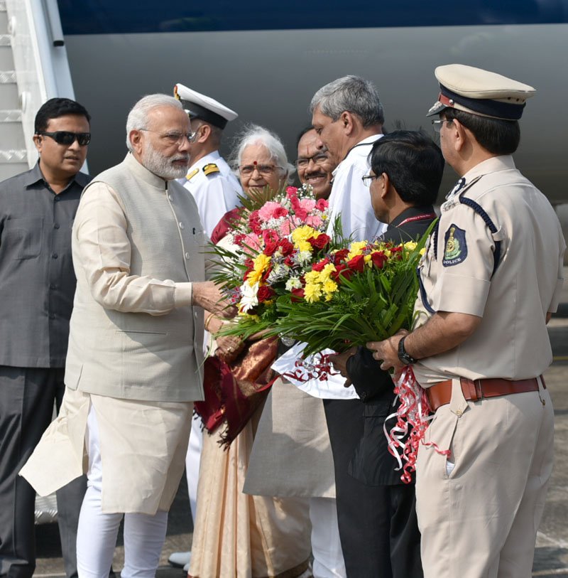 Narendra Modi being received by the Governor of Goa, Smt. Mridula Sinha ...